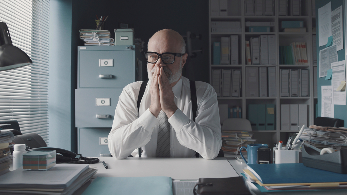 6 Warning Signs You Might Be Isolated At Work - Business Upside